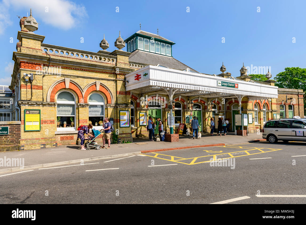British railway stations hi-res stock photography and images - Alamy
