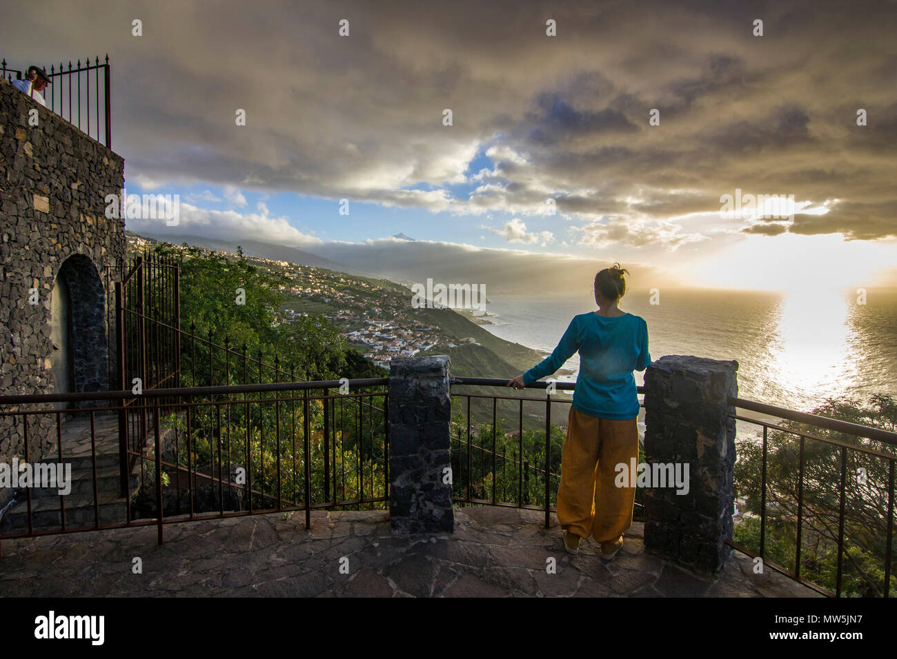 Girl looking at ocean hi-res stock photography and images - Alamy