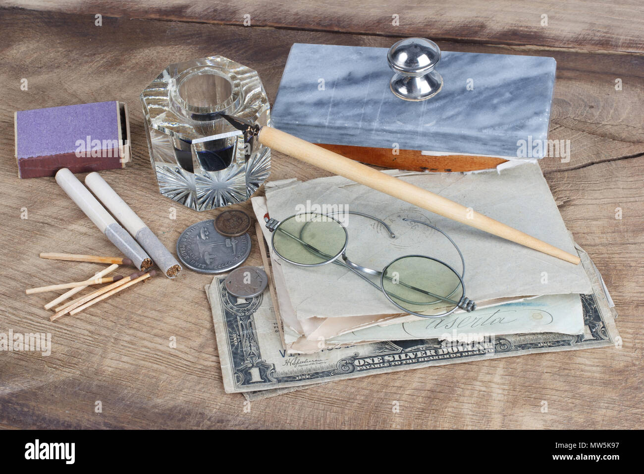 Old fountain pen and inkwell with old letters on a wooden background ...