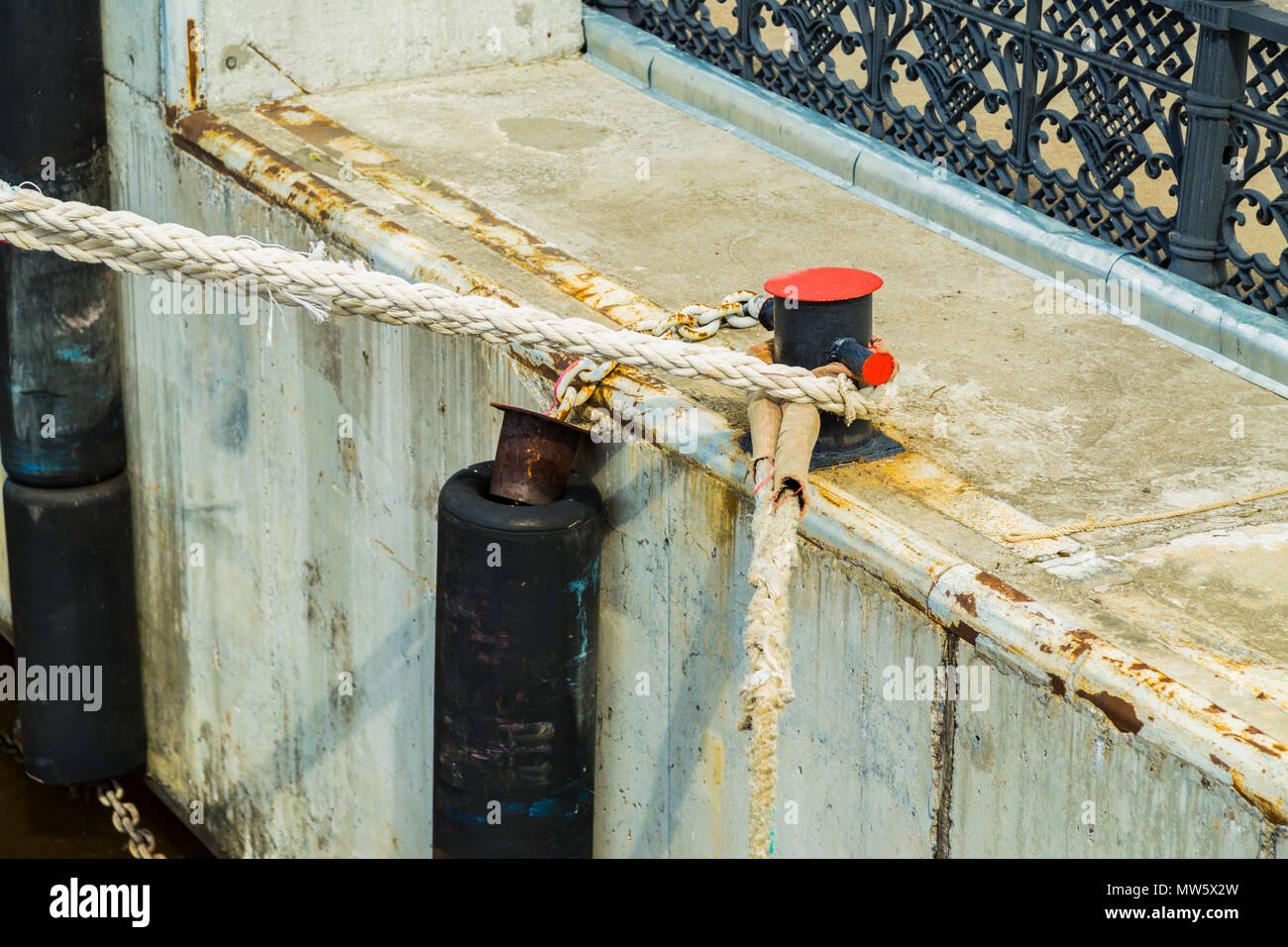 Mooring bollard with heavy duty mooring ropes Stock Photo - Alamy