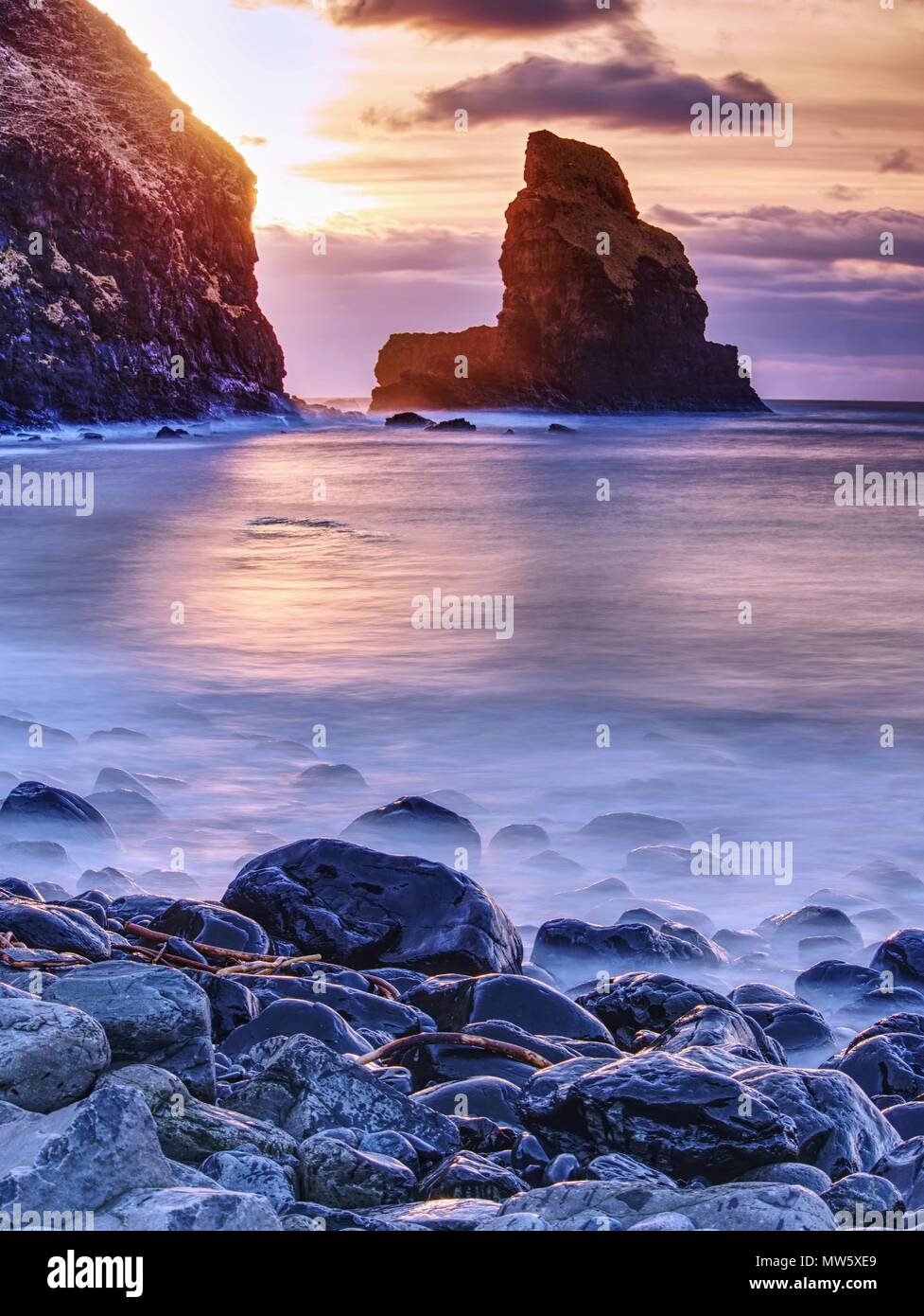 Tide marks on rocks hi-res stock photography and images - Alamy