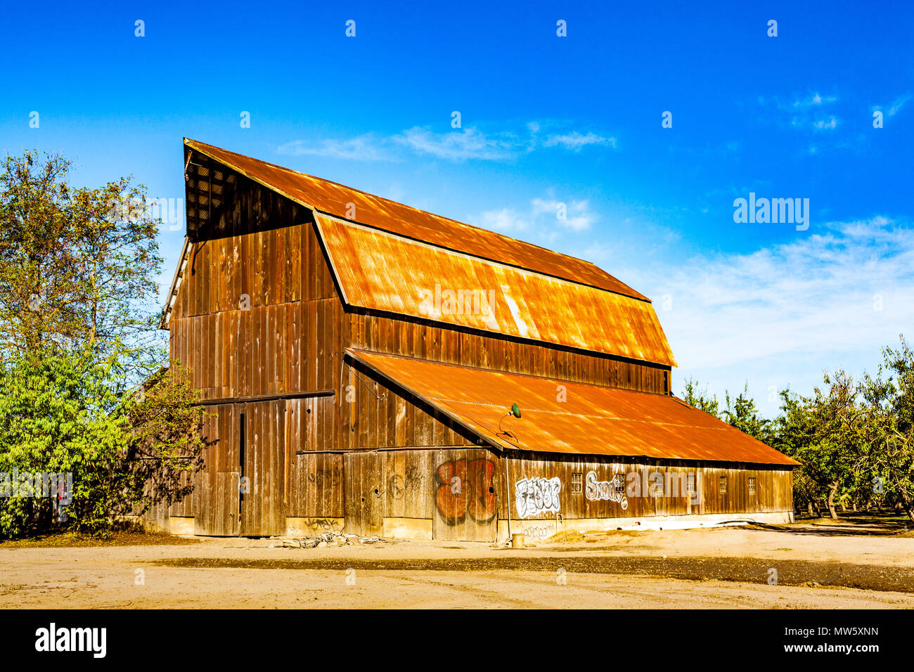 An old wood barn in the Central Valley of Caliornia Stock Photo - Alamy