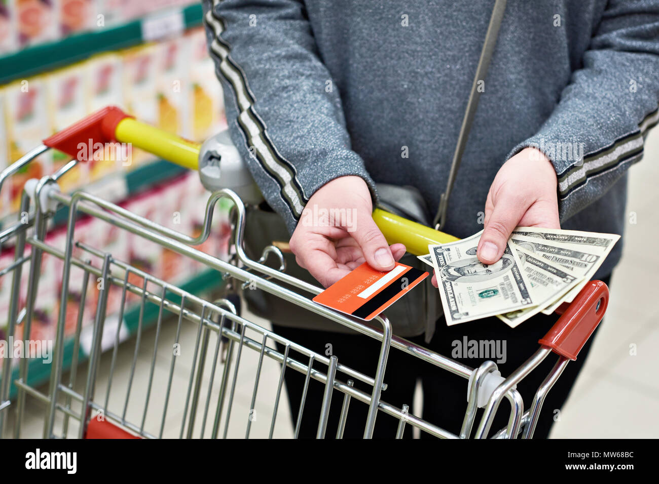 Pay cash store banknote hi-res stock photography and images - Alamy