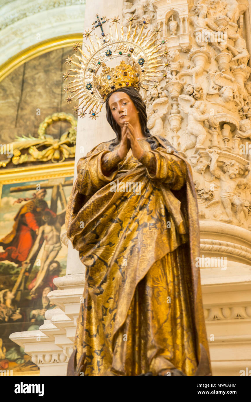 Inside seville cathedral virgin mary hi-res stock photography and ...