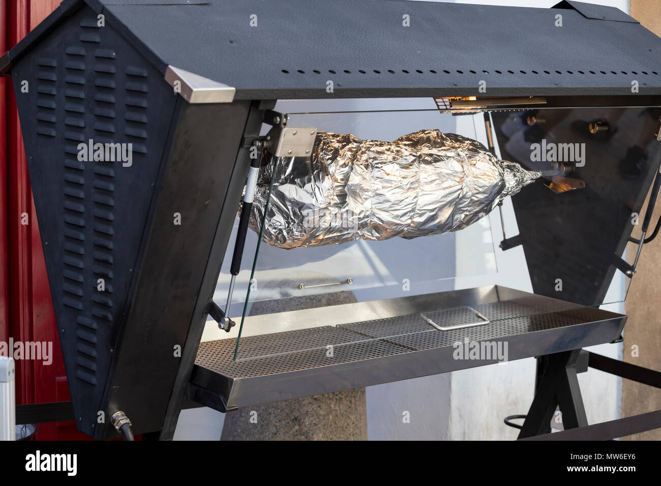 Mobile rotisserie with pig spit, burners and lighting are integrated ...