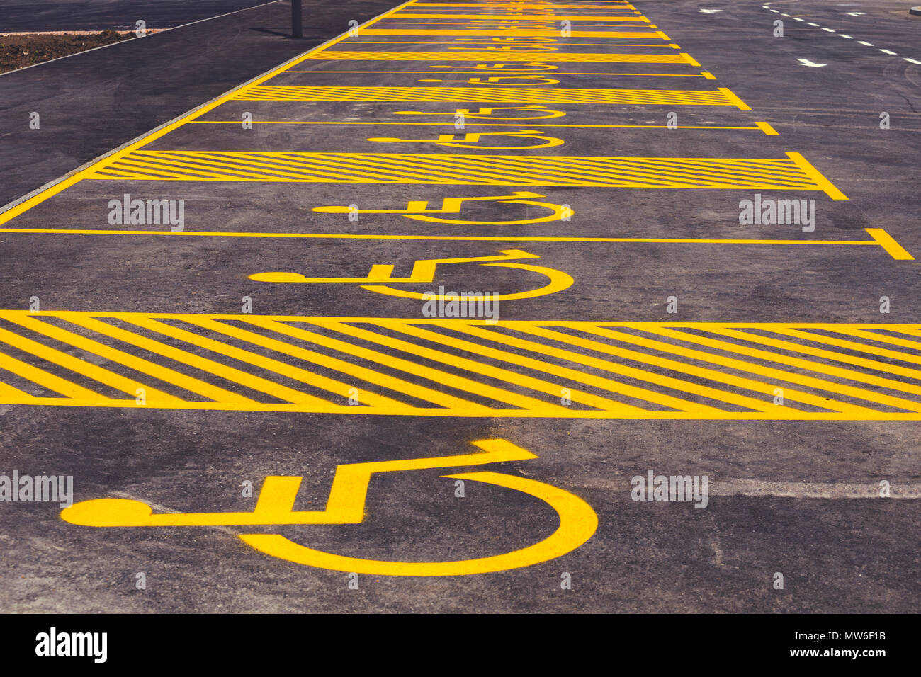 Yellow disable handicap parking sign hi-res stock photography and ...