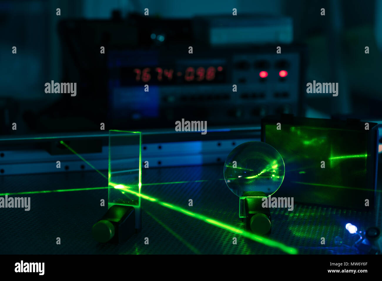 Red laser beam prism hi-res stock photography and images - Alamy