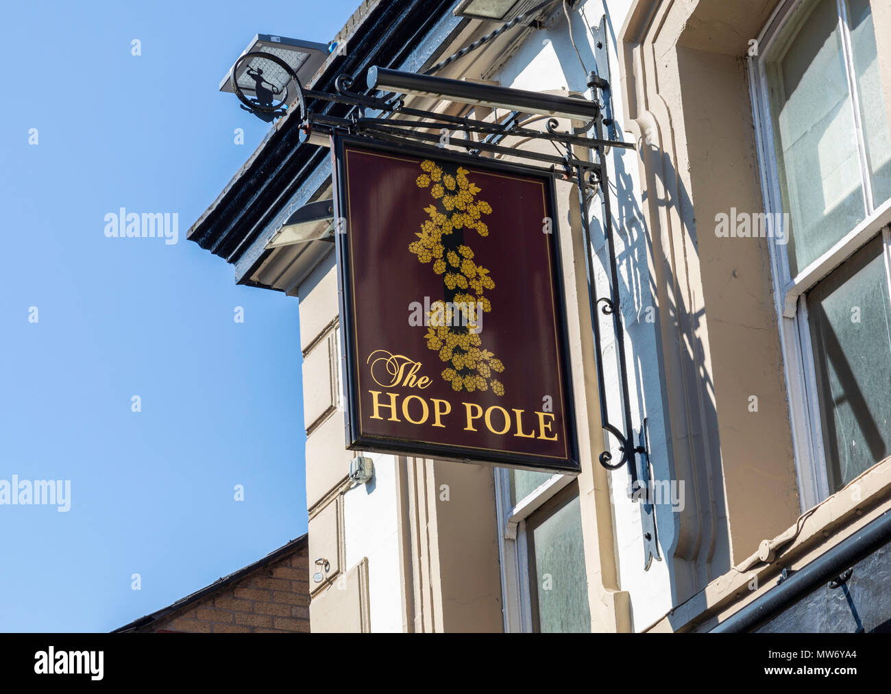 Hop pole hi-res stock photography and images - Alamy