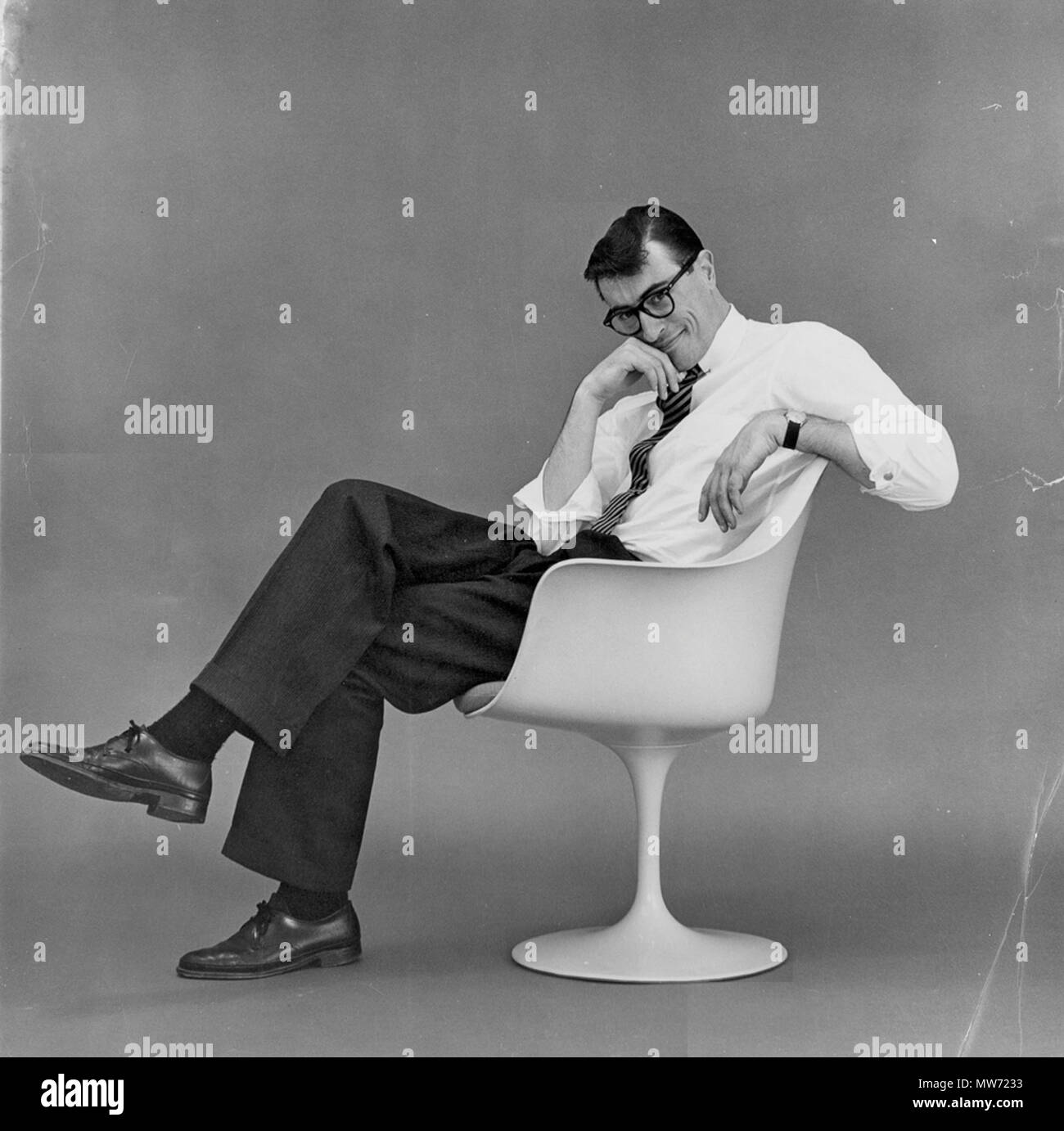 . Français : Allan Fleming photographié pour Canadian Art, pour ...