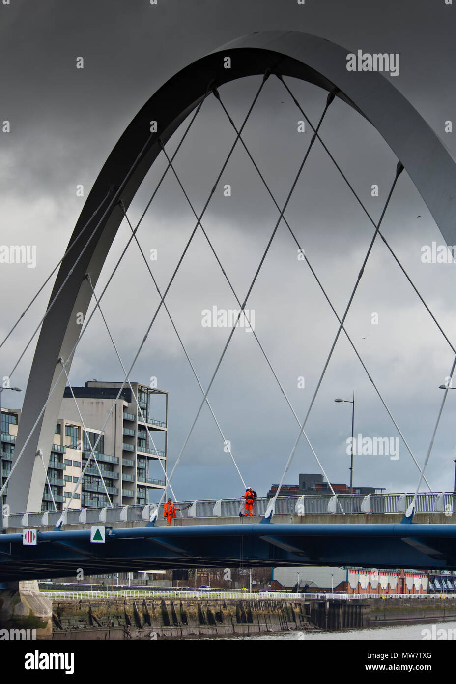 Pedestrian bridge over river clyde hi-res stock photography and images ...