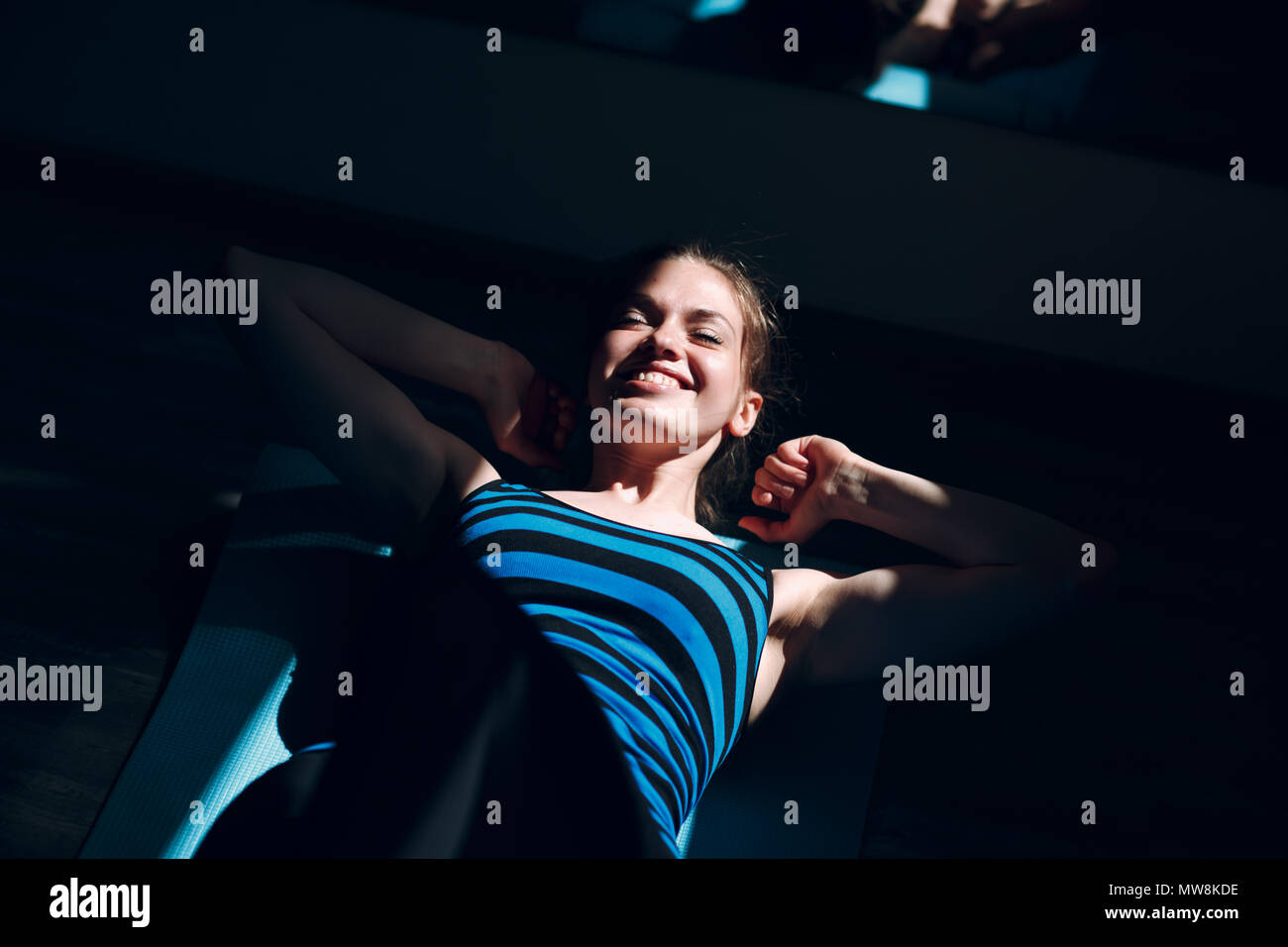 Young beautiful woman girl wearing fashion sports wear doing exercise ...