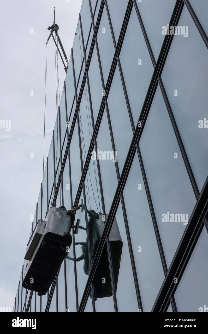 Rope access window cleaning hi-res stock photography and images - Alamy