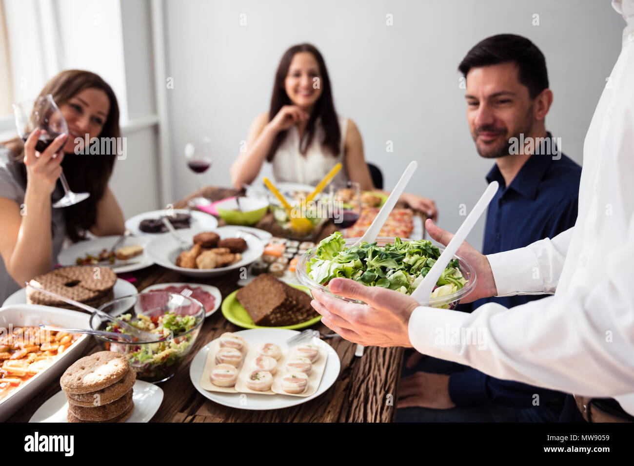 Restaurant waiter table group hi-res stock photography and images - Alamy