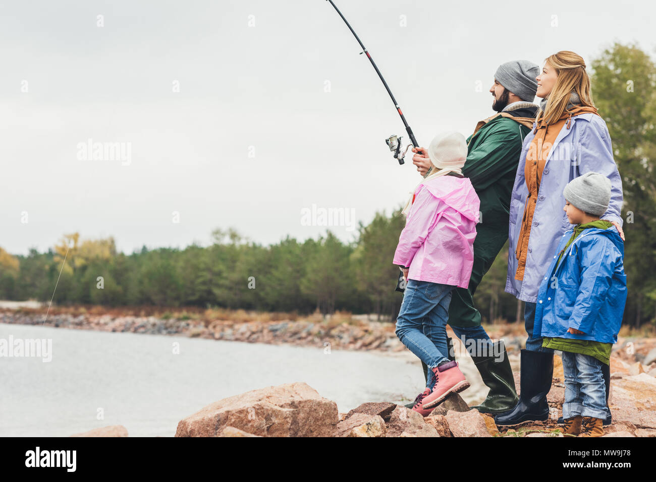Family fishing hi-res stock photography and images - Alamy