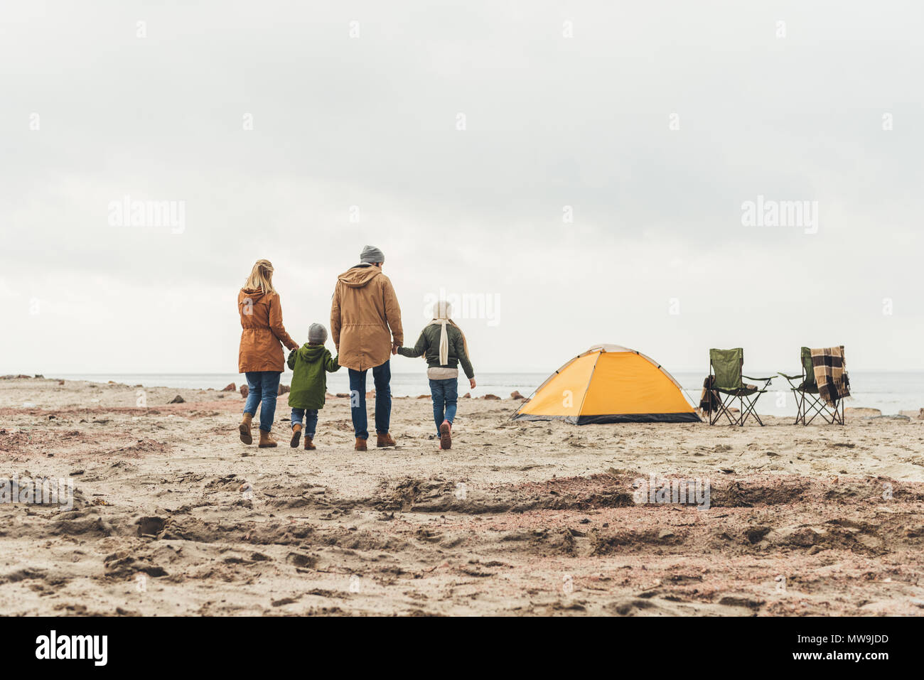 Family walking hi-res stock photography and images - Alamy