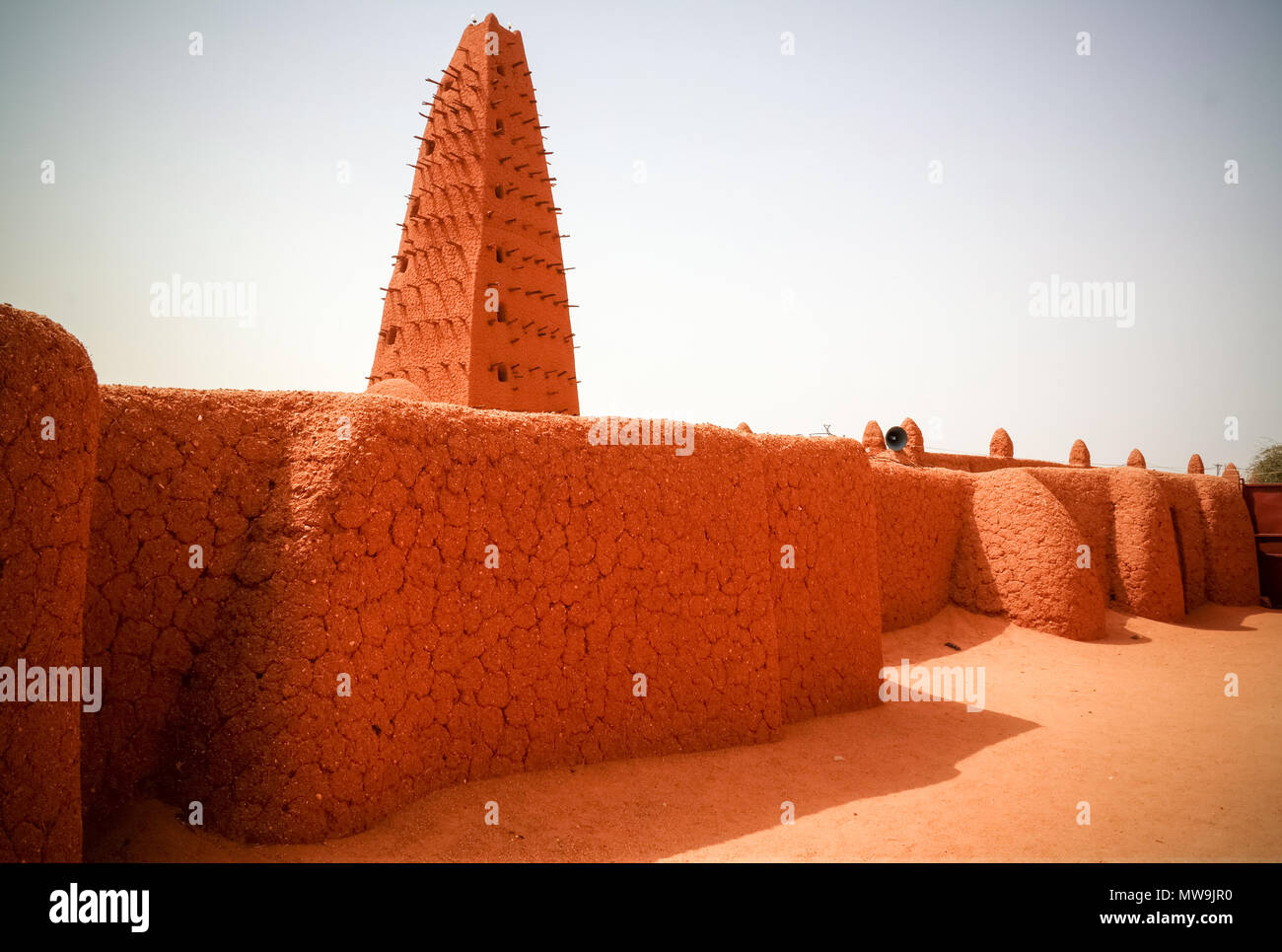 Exterior view to Grand mosque of Agadez in Niger Stock Photo - Alamy