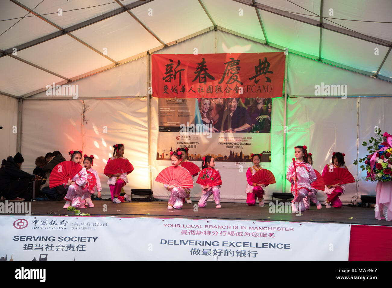 Chinese girls with fans hi-res stock photography and images - Alamy