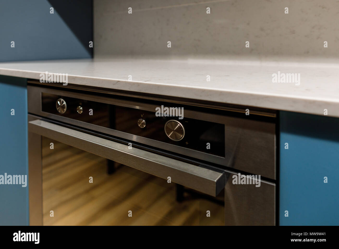 Close-up view of metal oven in modern kitchen Stock Photo - Alamy