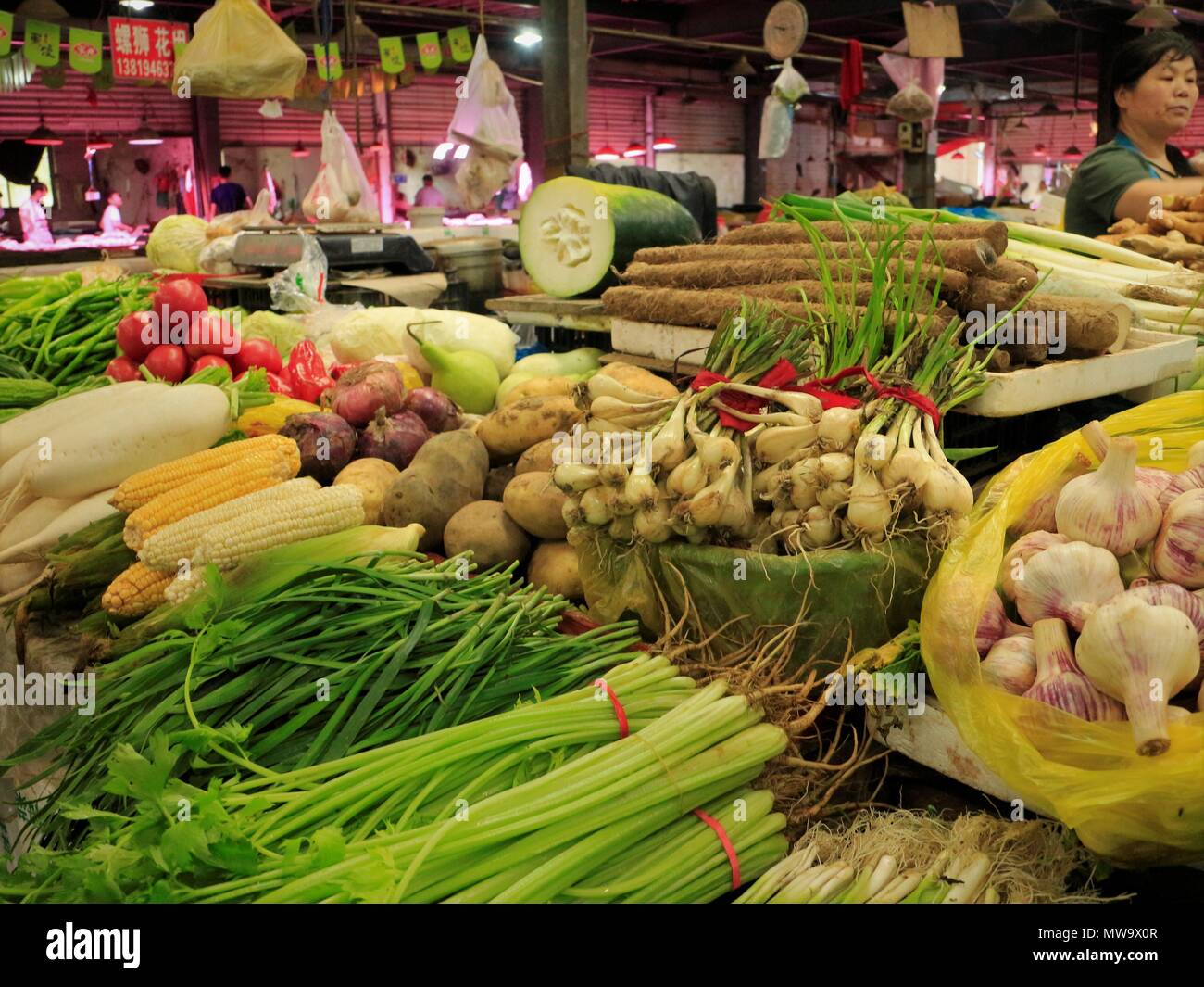 Fresh vegetable stall in indoor food market in Hangzhou, China Stock ...