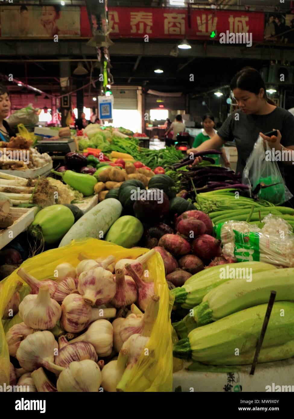 Fresh vegetable stall in indoor food market in Hangzhou, China Stock ...