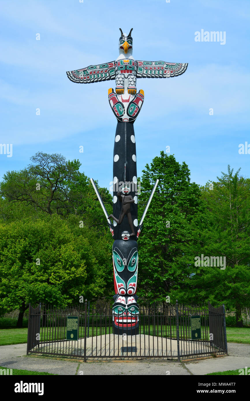 The Kwanusila totem pole in Chicago's Lincoln Park near Addison Street ...