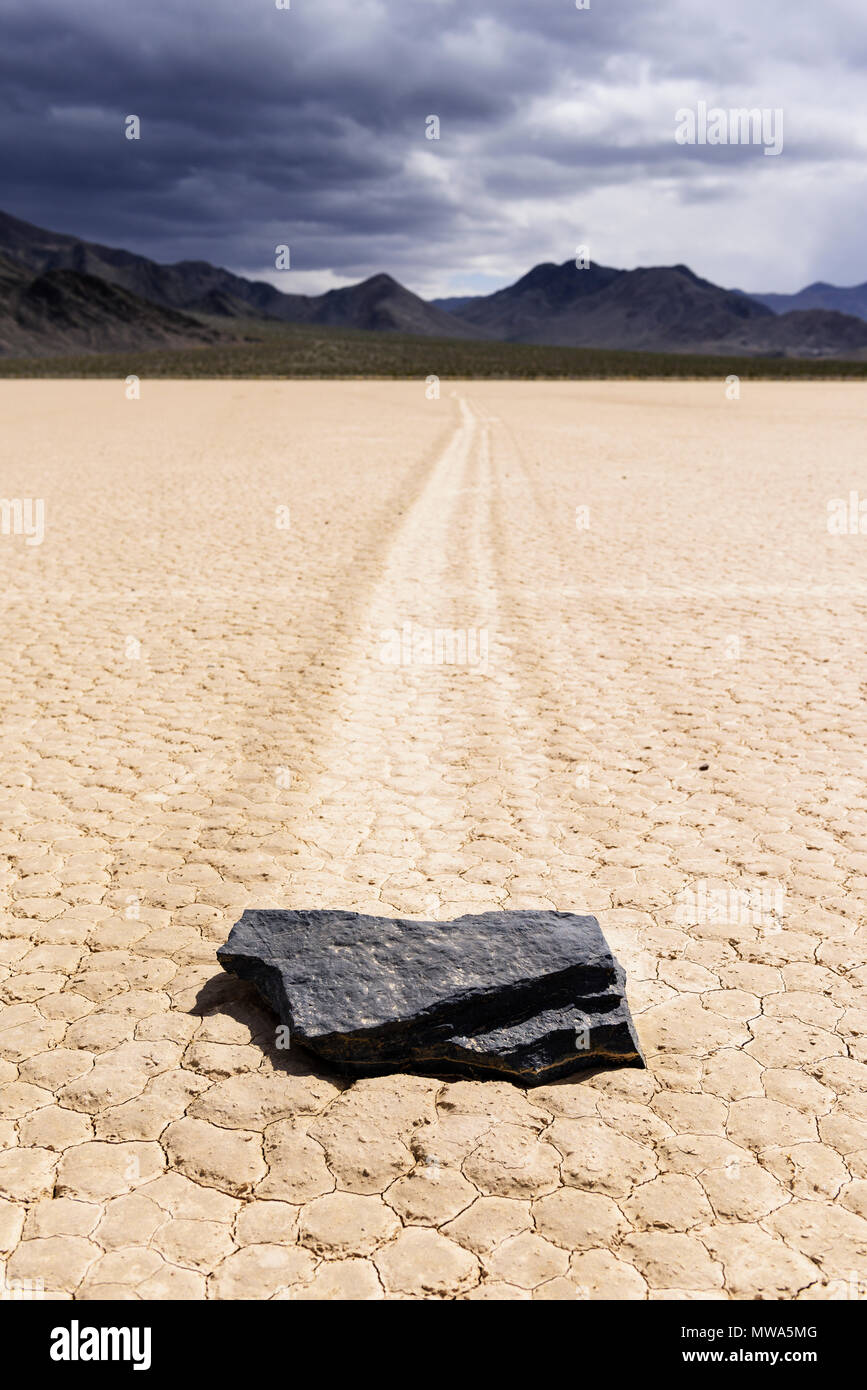 The mysterious moving stones of the Death Valley Racetrack Stock Photo ...