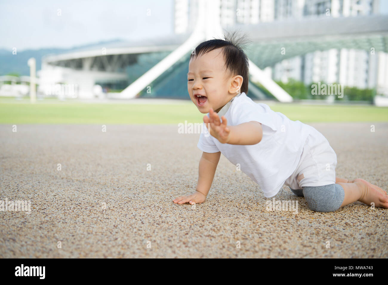 Crawling crawl knees hi-res stock photography and images - Alamy