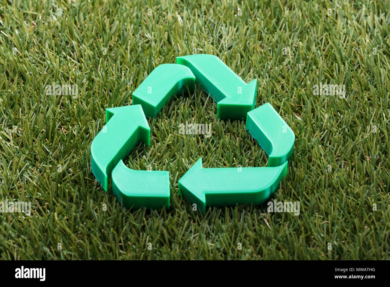 Green grass recycle symbol hi-res stock photography and images - Alamy