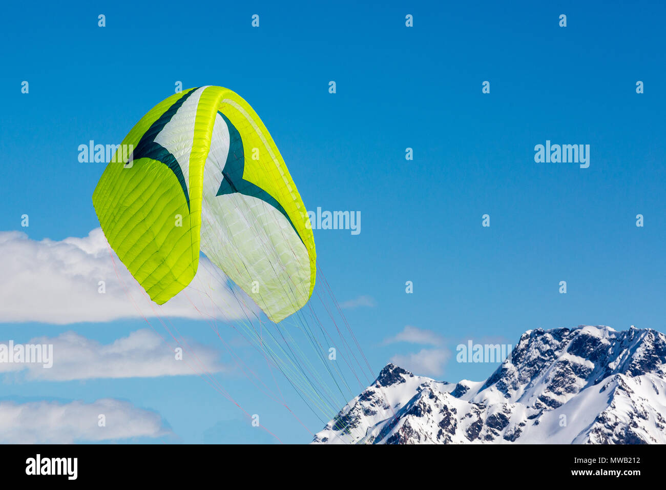 Parachutetandem hi-res stock photography and images - Alamy