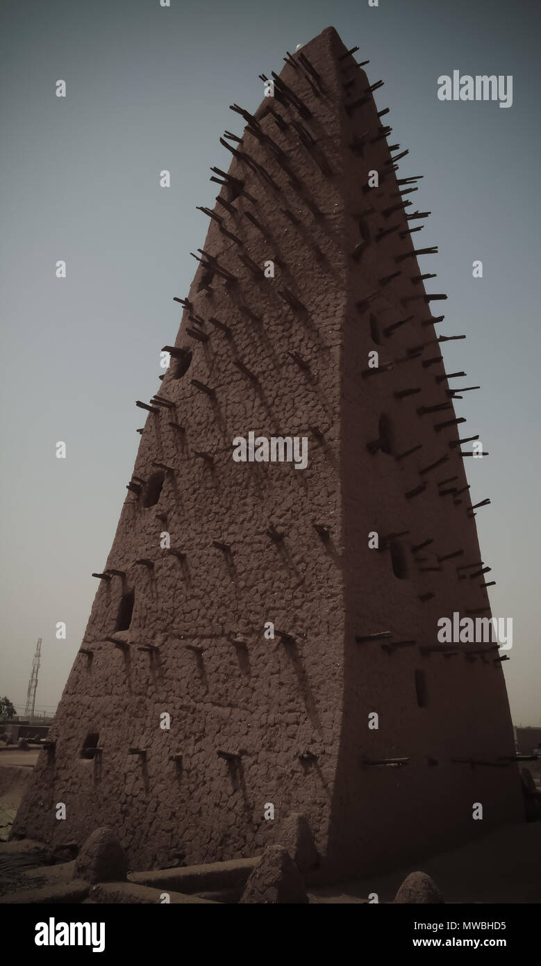 Exterior view to Grand mosque of Agadez in Niger Stock Photo - Alamy