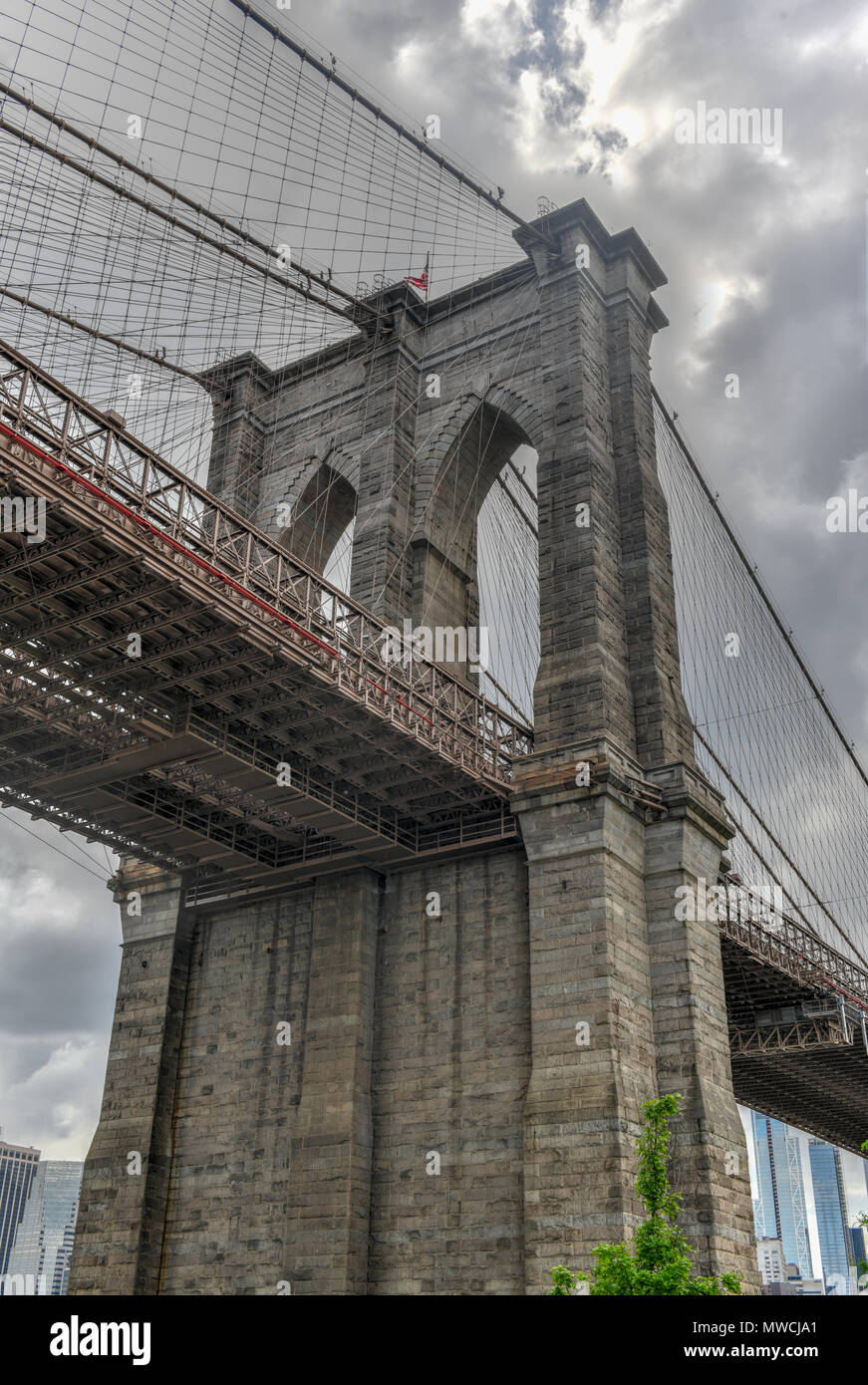 Gothic arches of the Brooklyn Bridge from Brooklyn Bridge Park Stock ...