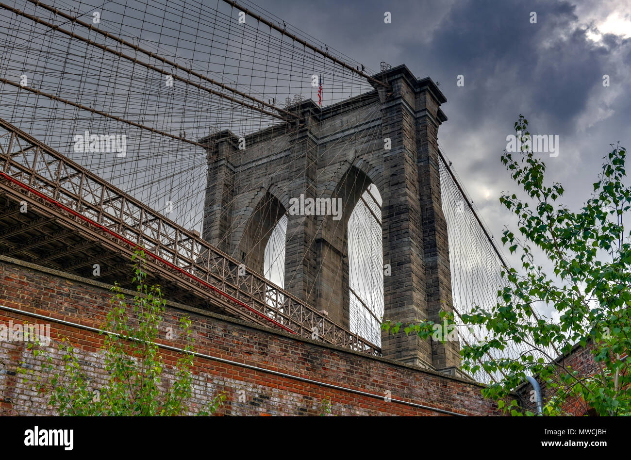 Gothic arches of the Brooklyn Bridge from Brooklyn Bridge Park Stock ...