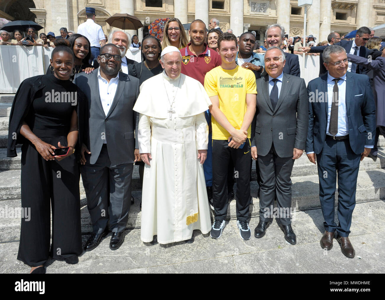 Rome, Italy. 30th May, 2018. Pope Francis poses with athletes and ...