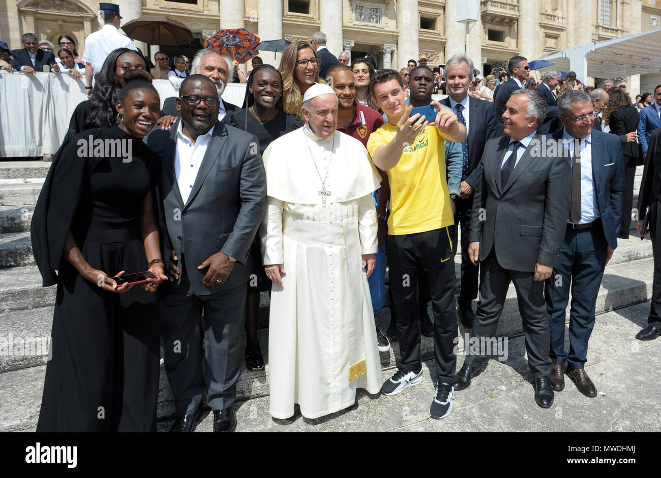 Rome, Italy. 30th May, 2018. Pope Francis poses with athletes and ...