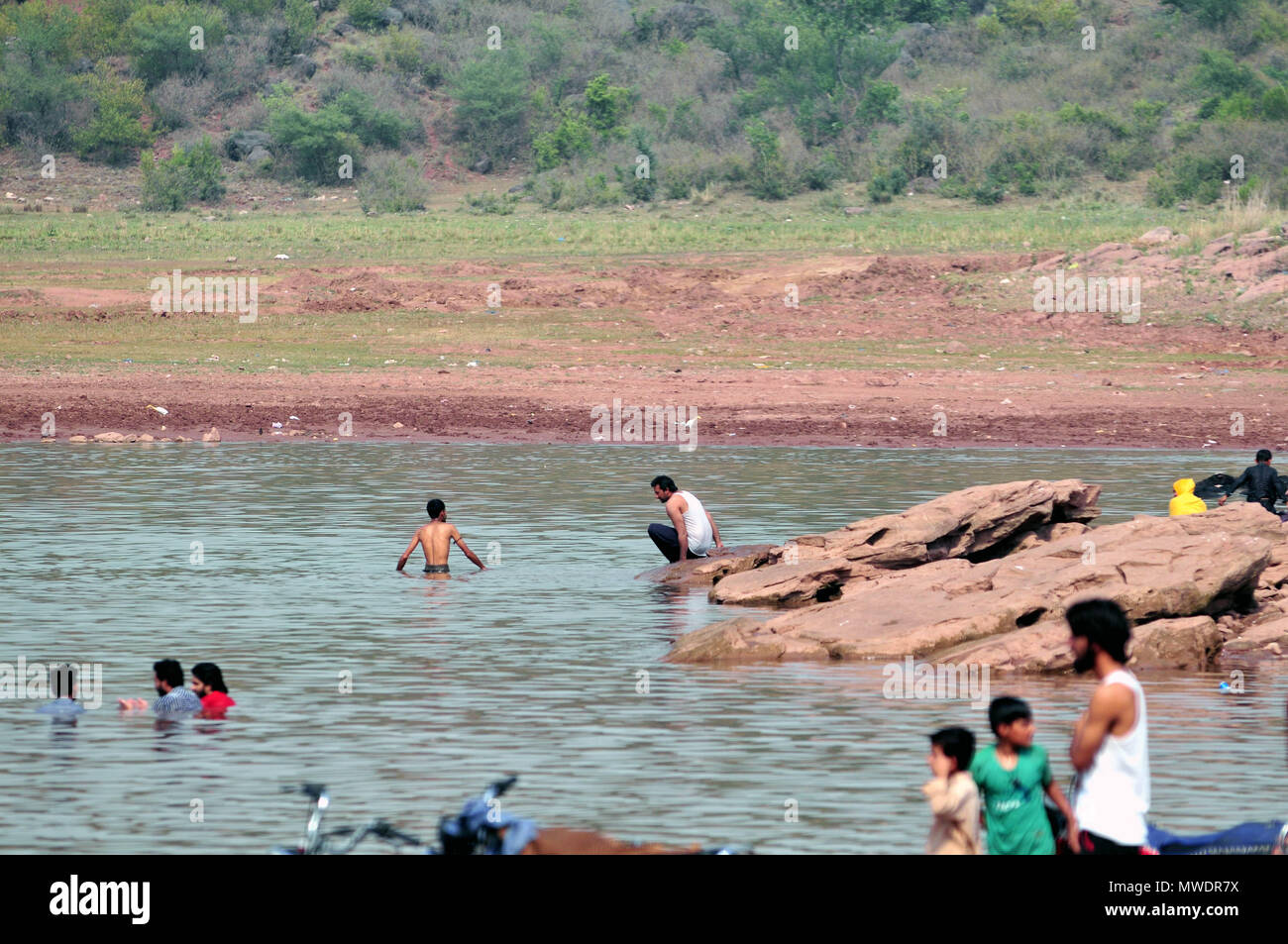 Islamabad, Pakistan. 1st June, 2018. Locals cool off at Rawal dam ...