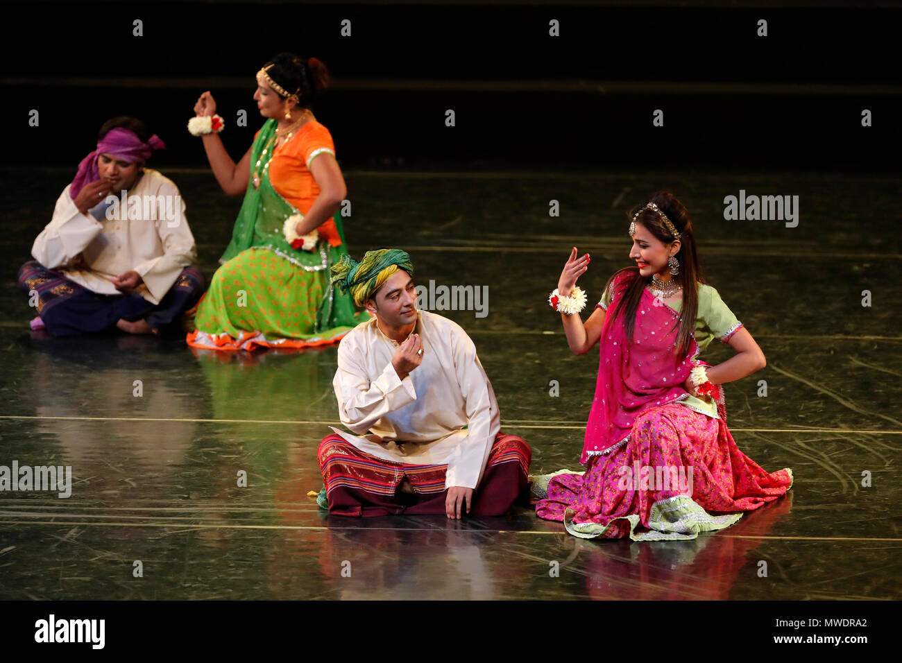 Pakistani dancers hi-res stock photography and images - Alamy
