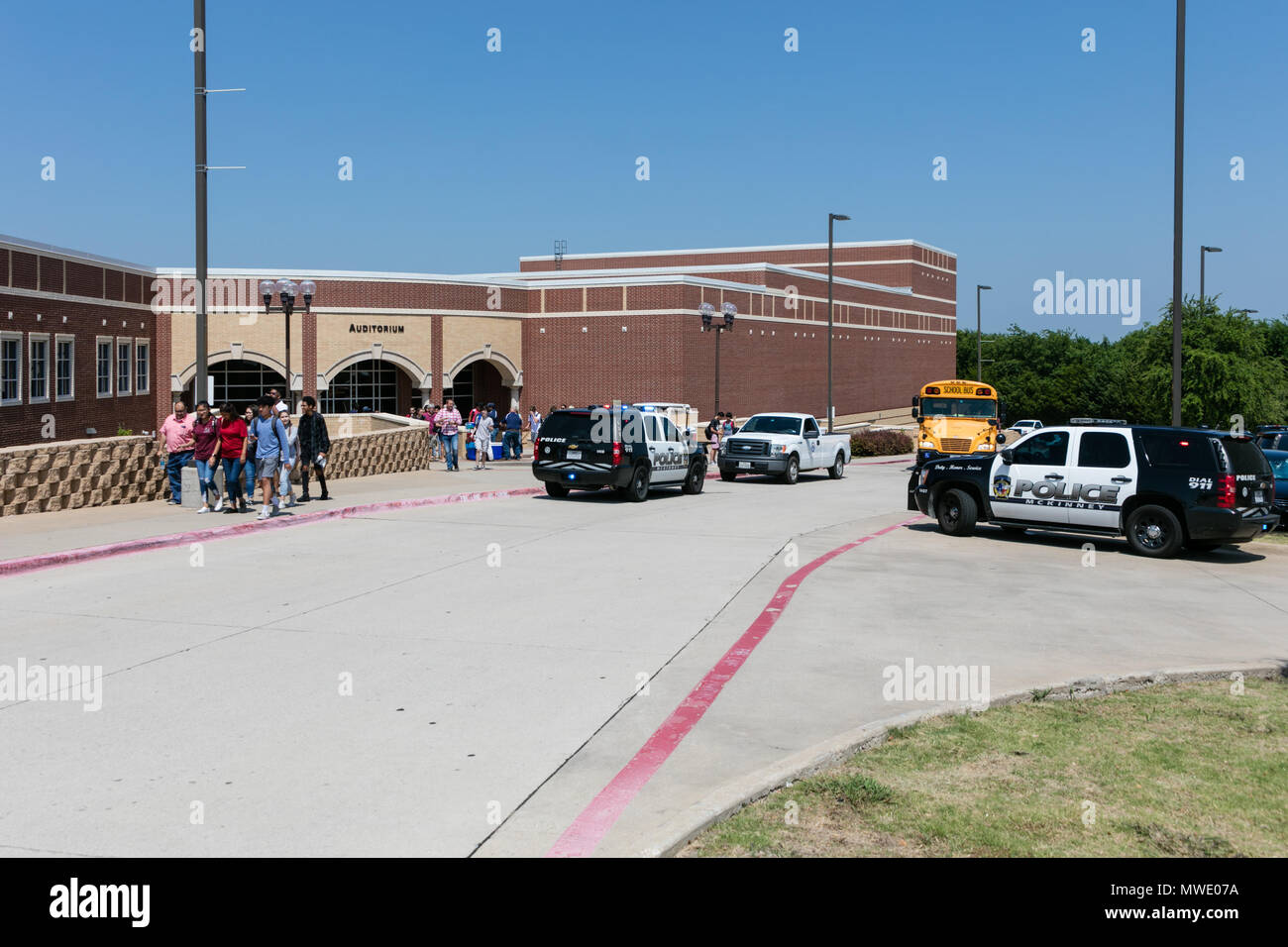 Dallas, USA. 1st June, 2018. Police cars arrive at the McKinney North ...