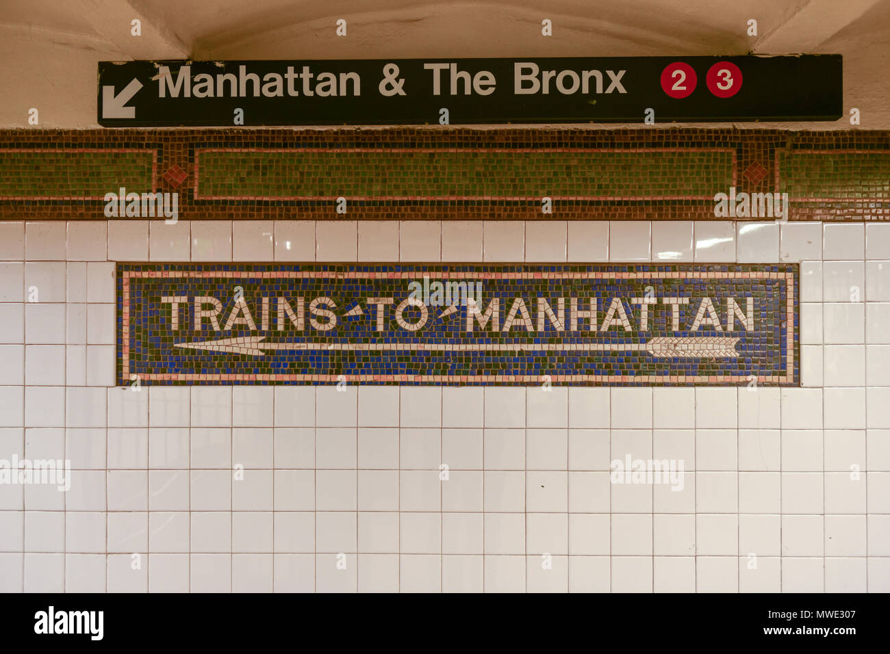 Sign arrow subway hi-res stock photography and images - Alamy