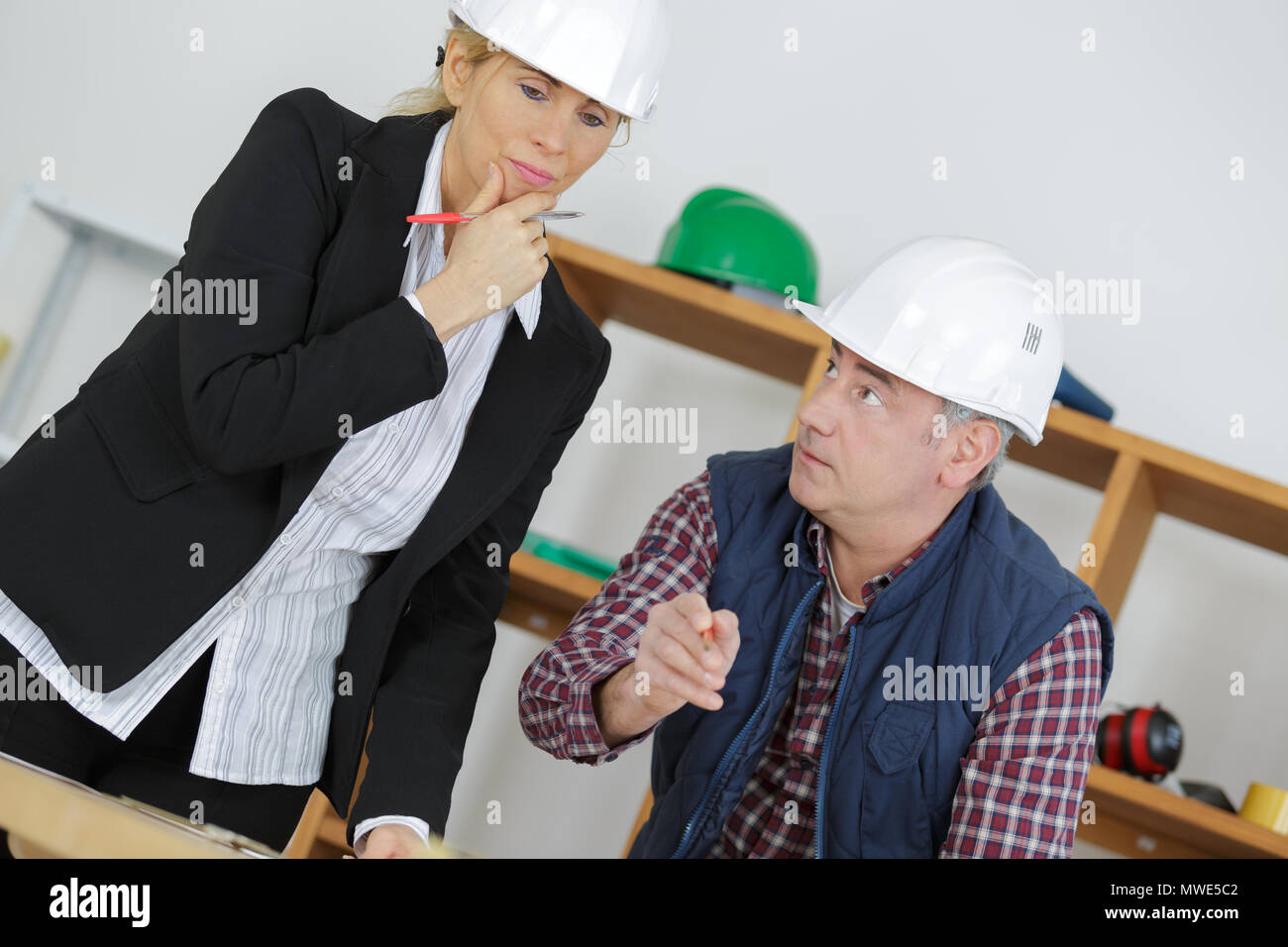 Two builder discussion project hi-res stock photography and images - Alamy