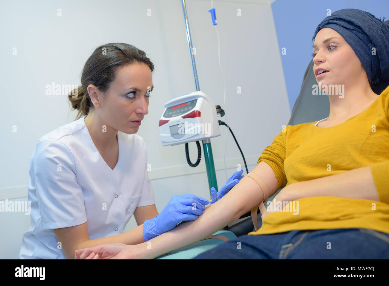 cancer patient being injected Stock Photo - Alamy