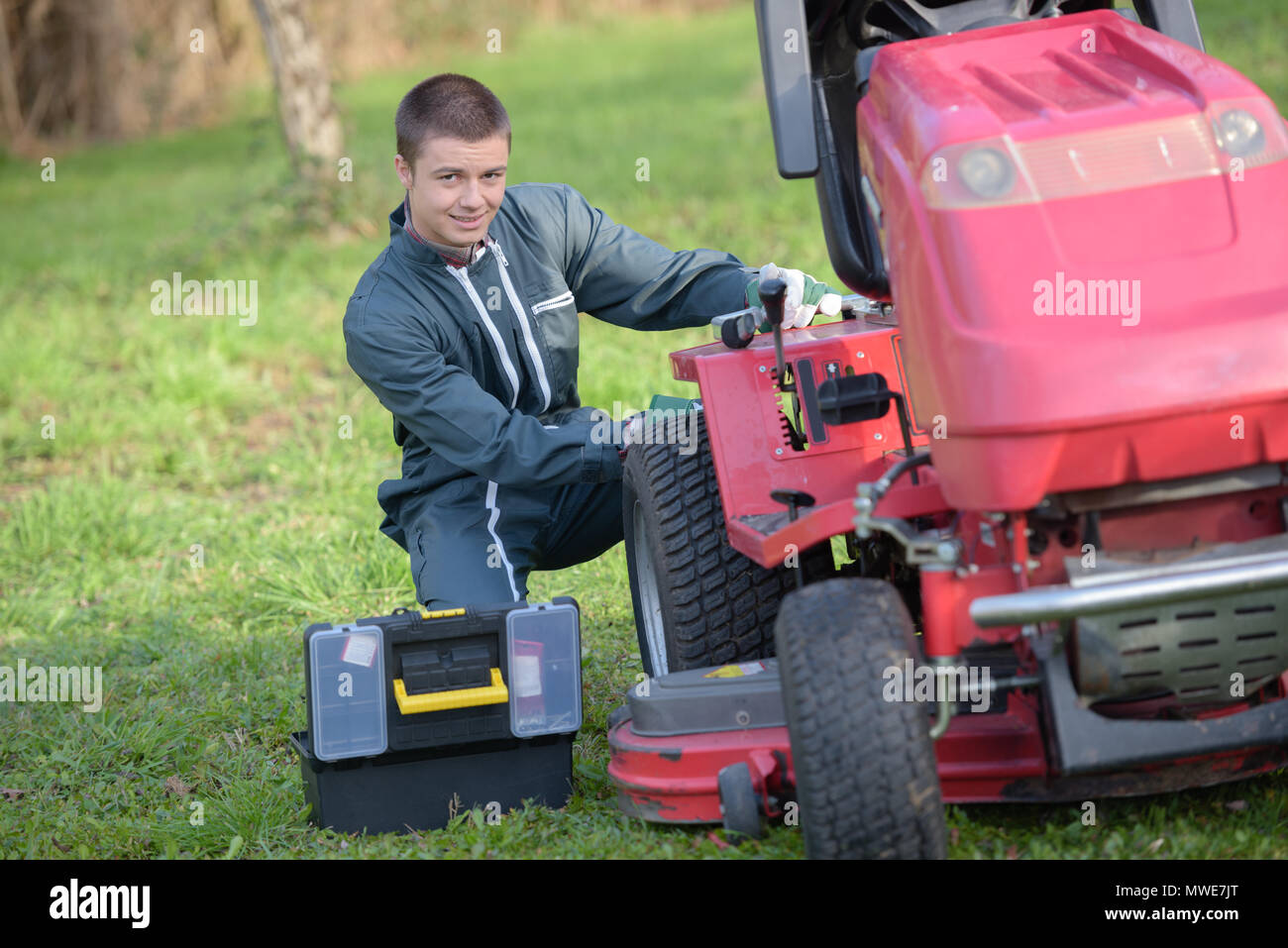 Man fixing tractor hi-res stock photography and images - Alamy