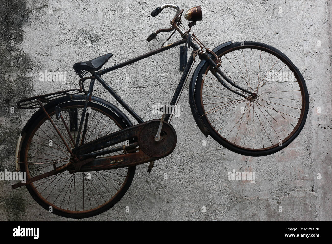 Old fashioned bicycle art hi-res stock photography and images - Alamy