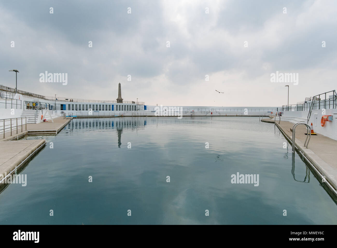 Outdoor lido swimming pool at penzance in cornwall hi-res stock ...