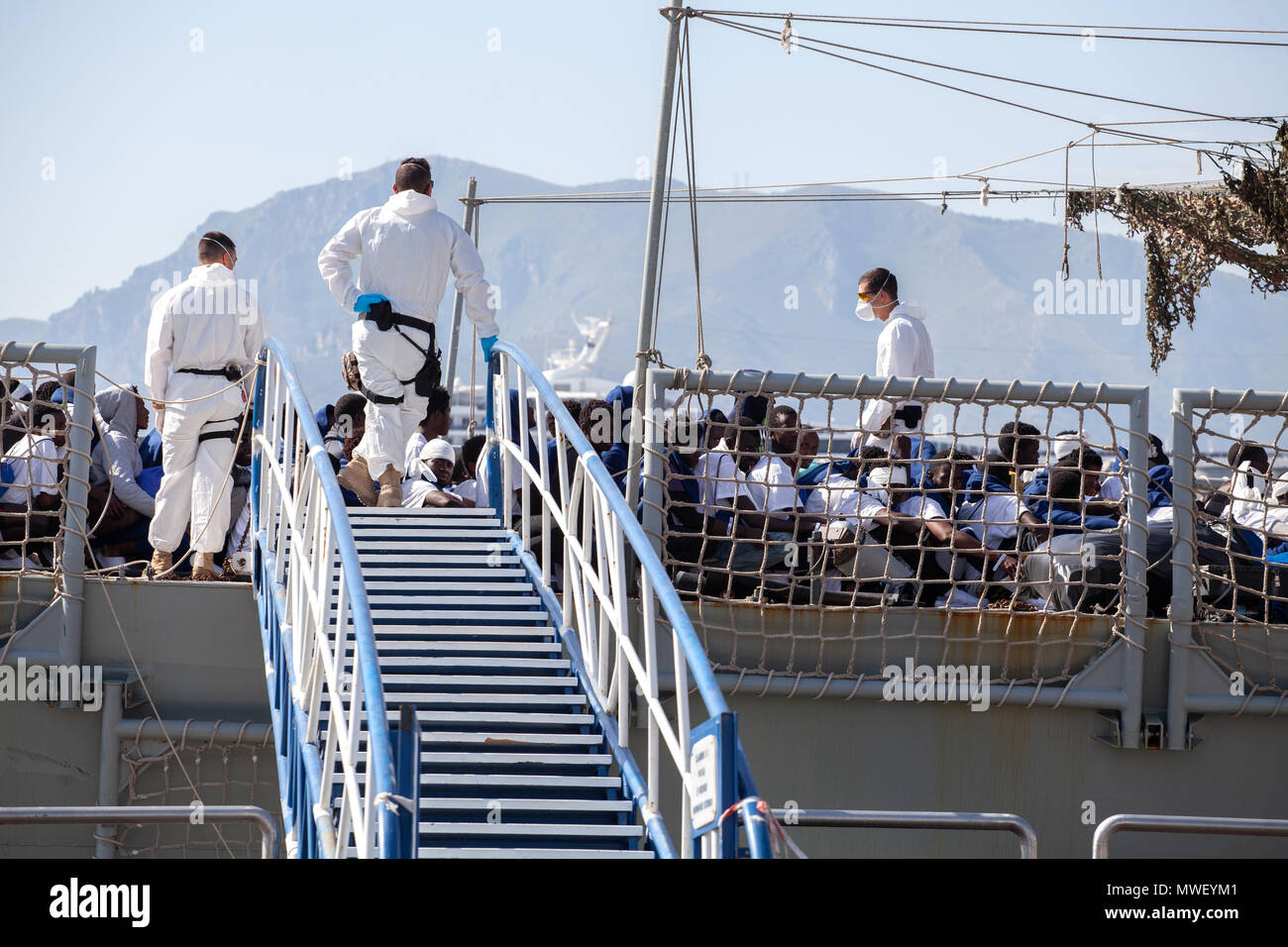 Palermo, the stages of disembarkation of 592 migrants at the port of ...