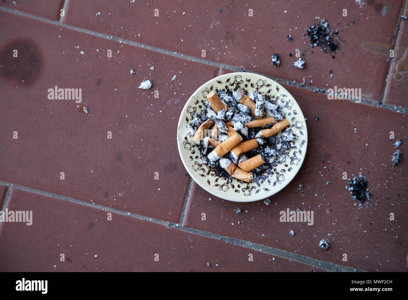 Full ashtray of cigarettes hi-res stock photography and images - Alamy