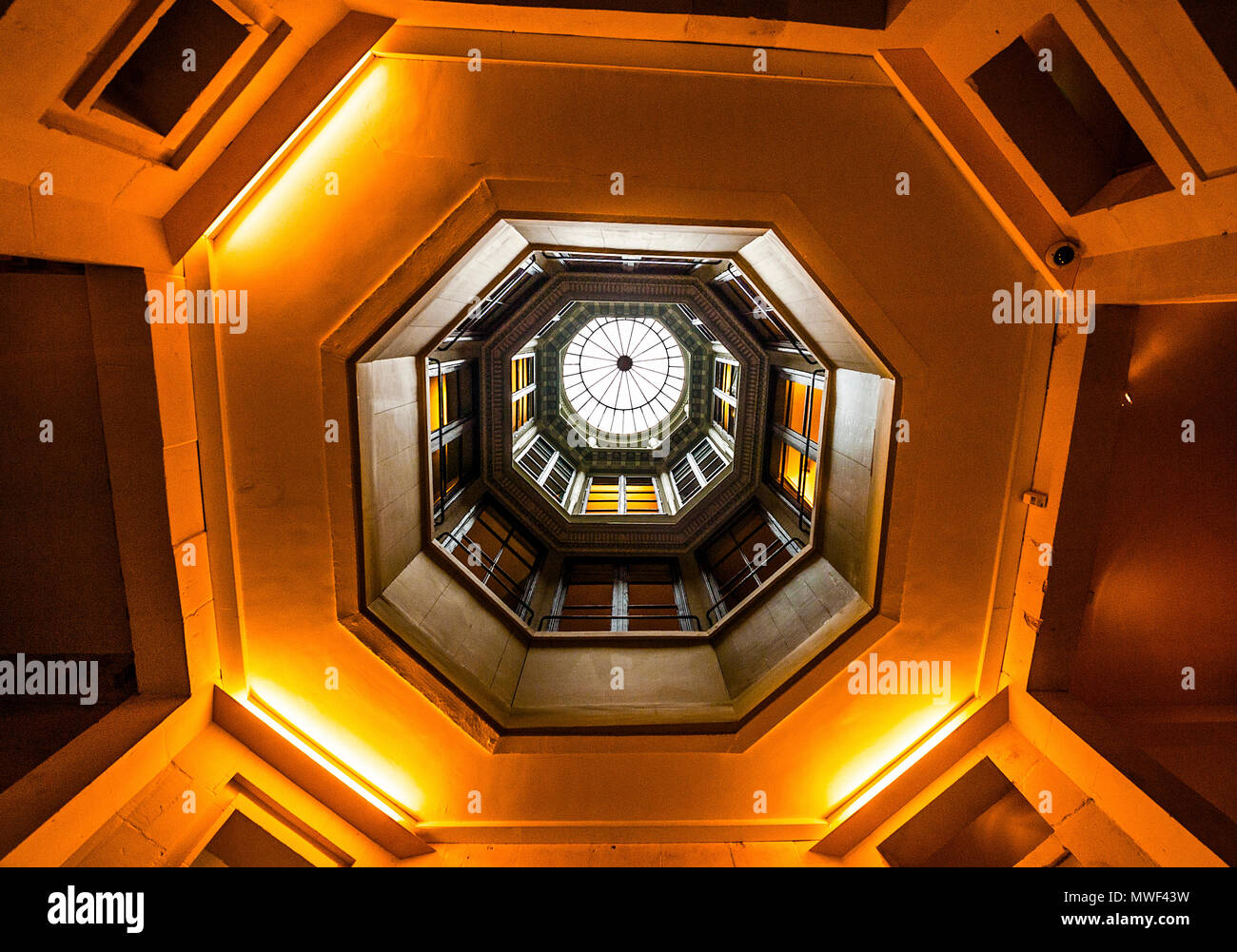 Atrium light hi-res stock photography and images - Alamy
