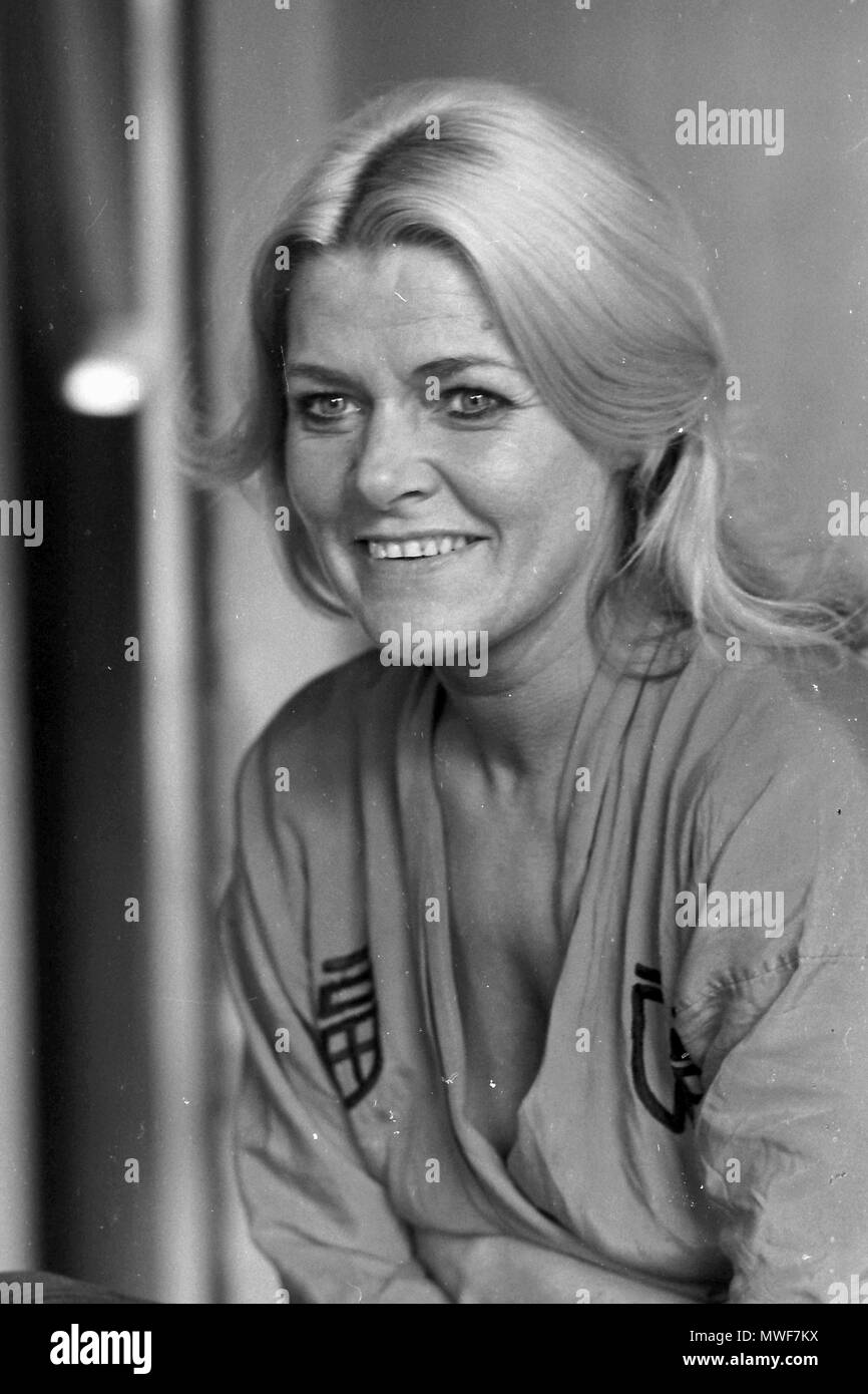 Viv nicholson hi-res stock photography and images - Alamy