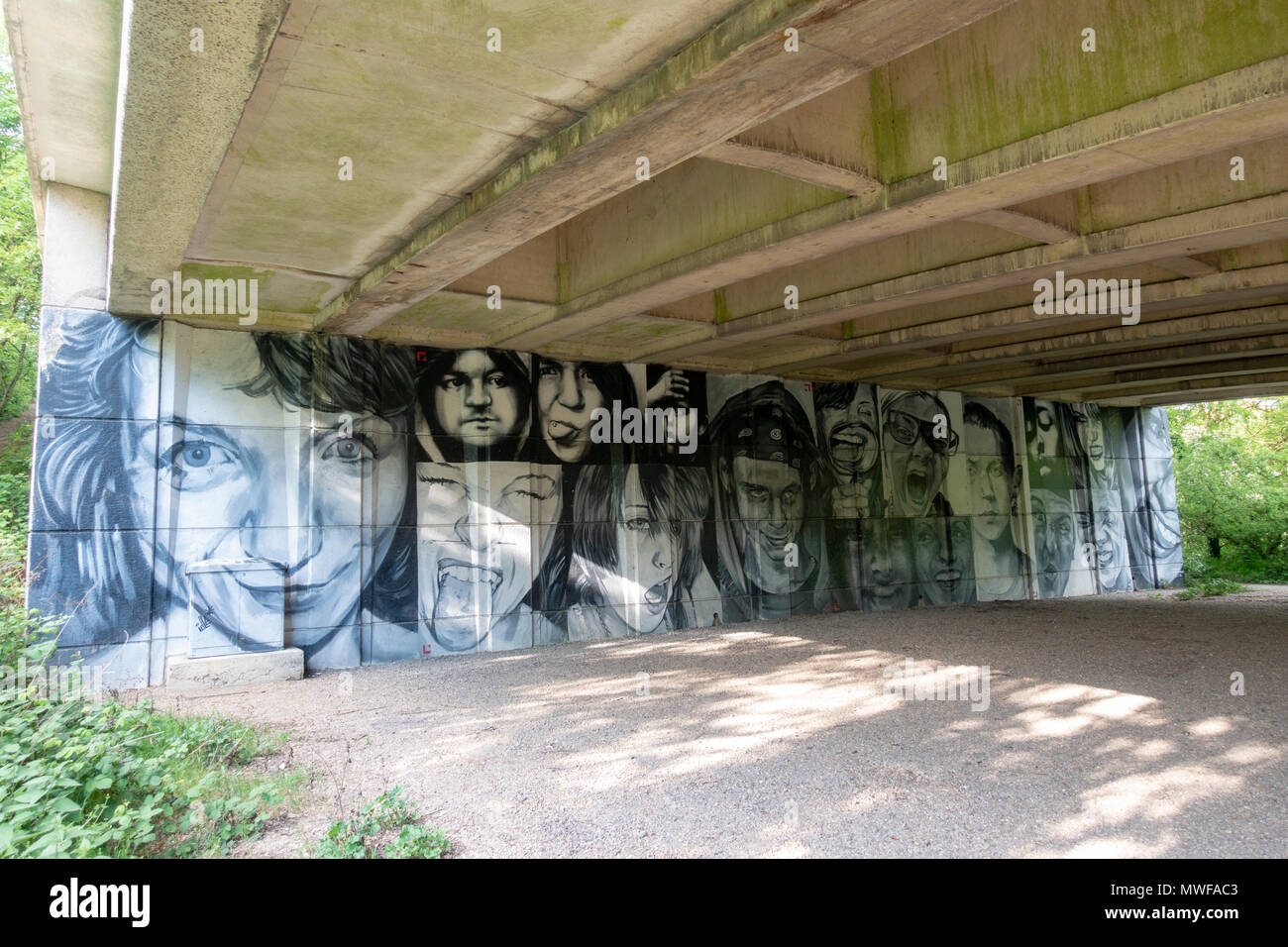 The Younger Bridge mural under Elizabeth Bridge on the River Thames in ...