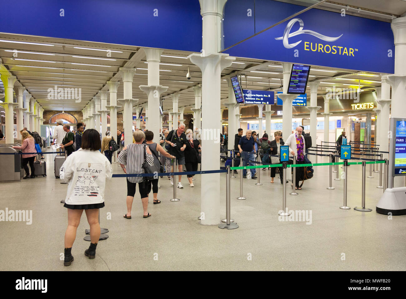 Euro star train london hi-res stock photography and images - Alamy