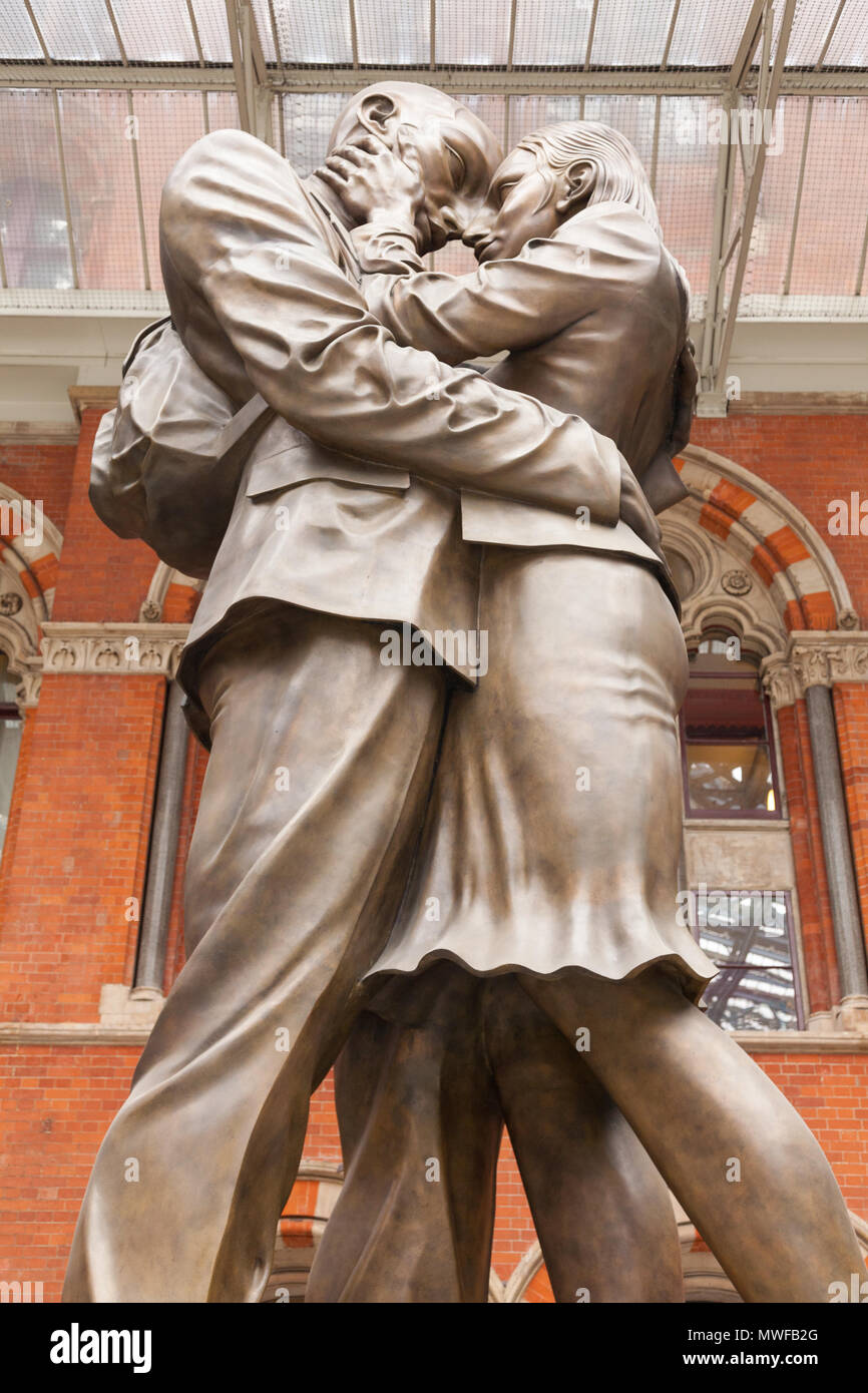 The Meeting Place statue by Paul Day,Kings Cross, St.Pancras Train ...
